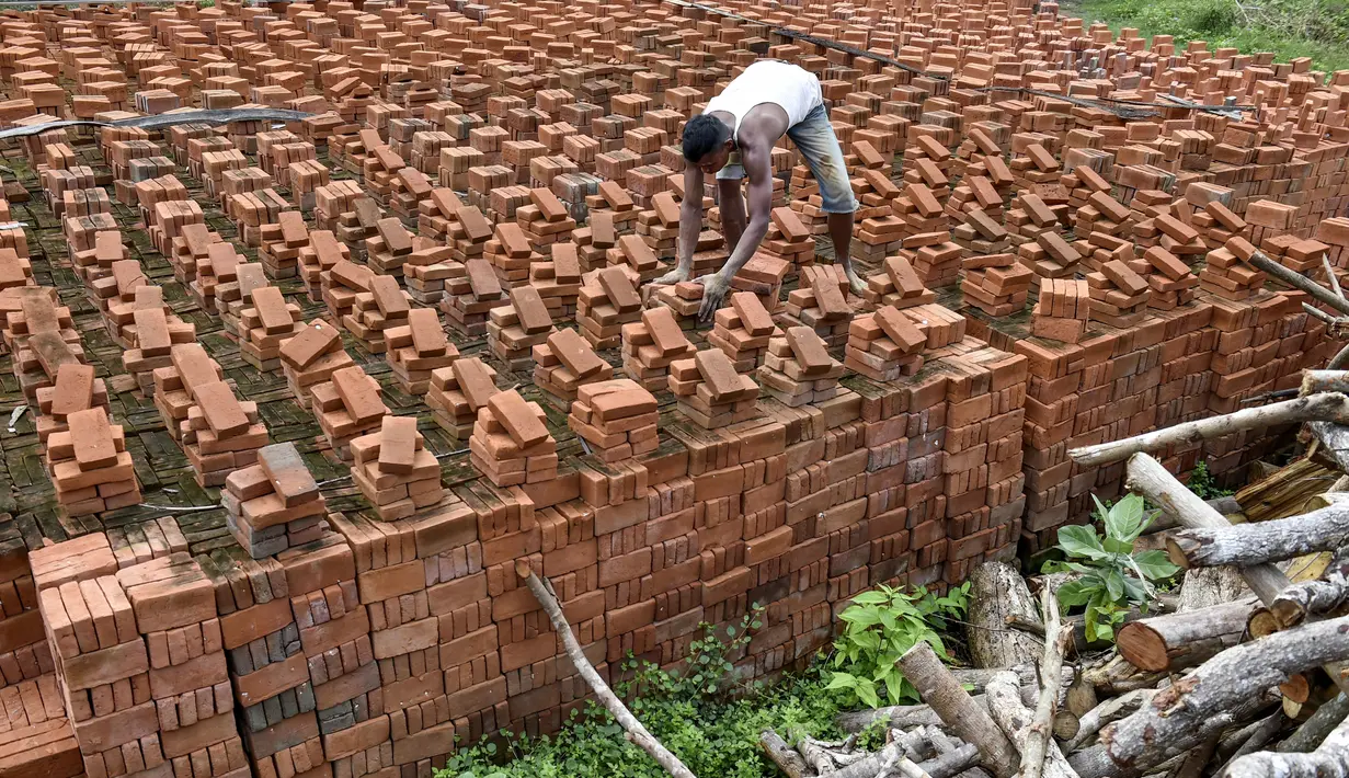 FOTO: Potret Aktivitas Pekerja Pabrik Batu Bata di Aceh - Foto Liputan6.com