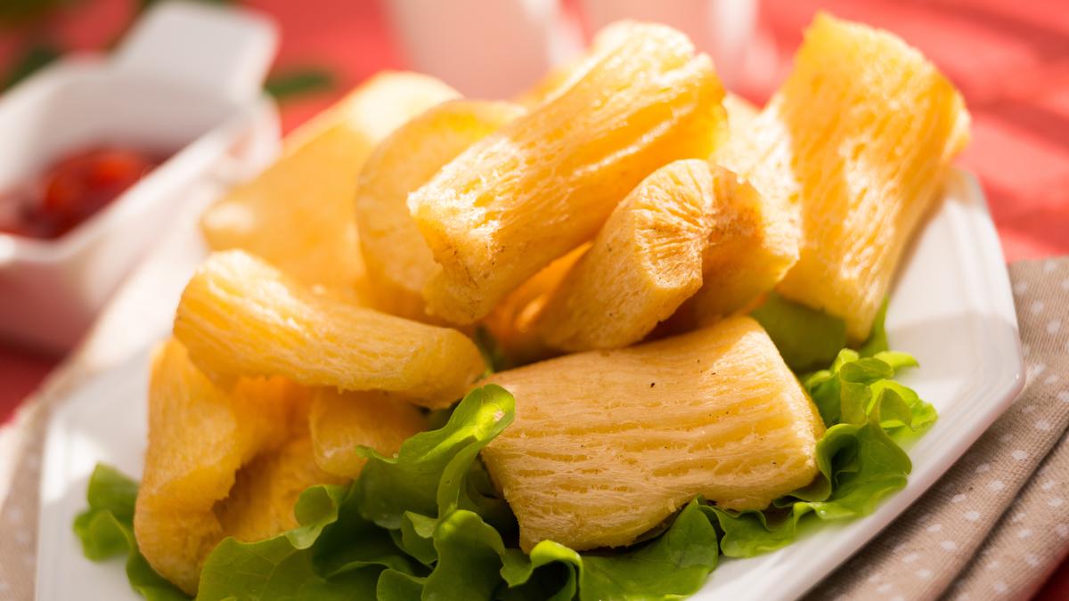 Resep Singkong Goreng Gurih, Empuk dan Merekah - Food Fimela.com