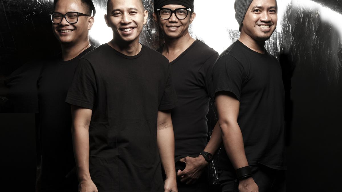 Uniknya Klip Upaya Maksimal The Rain, Kisah Dua Pasang Sepatu ...