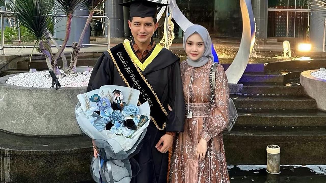 6 Gamis Elegan ala Dea Sahirah untuk Acara Formal, Sopan dengan Gaya Modern