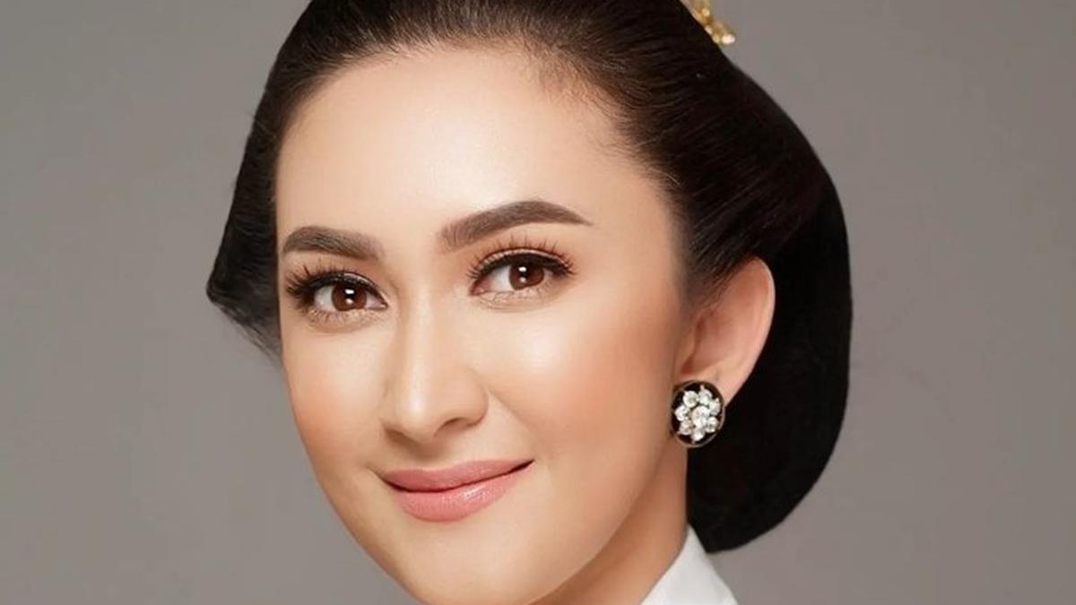 Tak Hanya Sekali, Ini 12 Momen Nafa Urbach Cantik Banget Pakai Kebaya ...