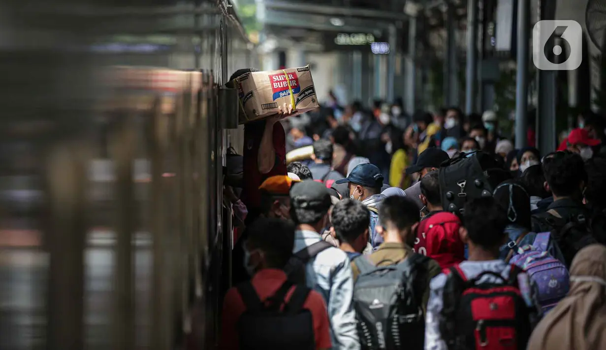 FOTO: Peningkatan Arus Mudik Lebaran 2022 di Stasiun Pasar Senen - Foto Liputan6.com
