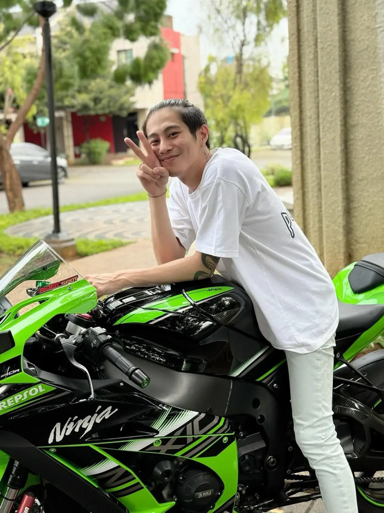 Gaya Rambut DJ Panda dengan Potongan Man Bun Undercut yang Jadi Ciri ...