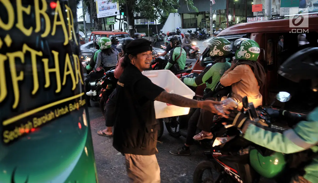 FOTO: Salut, Anak Punk Bekasi Berbagi Takjil Selama Ramadan - Foto ...