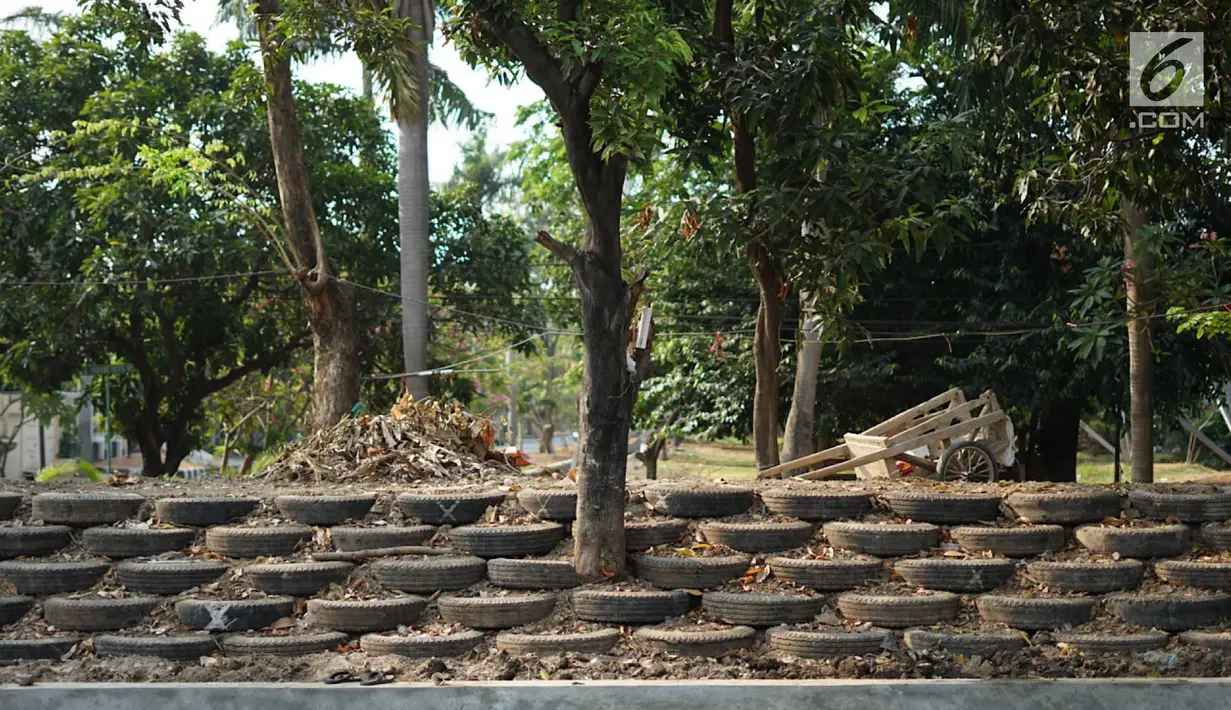 FOTO: 2400 Ban Bekas Jadi Material Pembuatan Turap di Kawasan Ancol ...