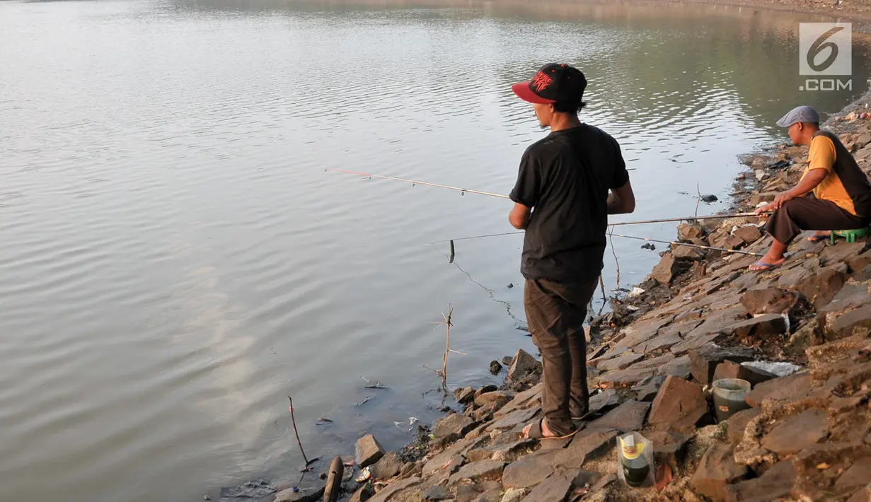 Warga Ngabuburit Sambil Mancing di Setu Babakan - Foto Liputan6.com