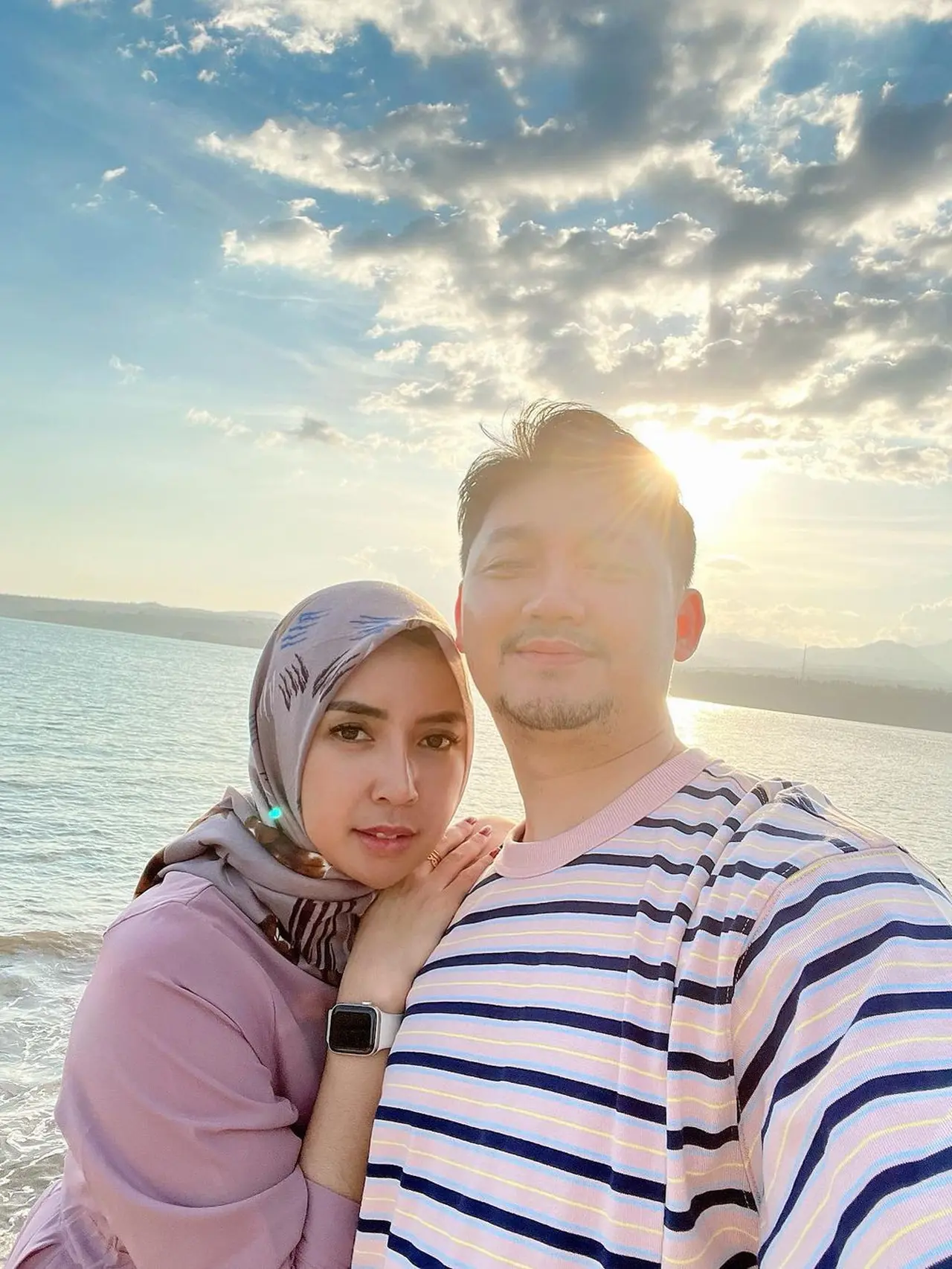 Potret Angga Wijaya yang Disebut Makin Bahagia Pasca Menikah Lagi ...