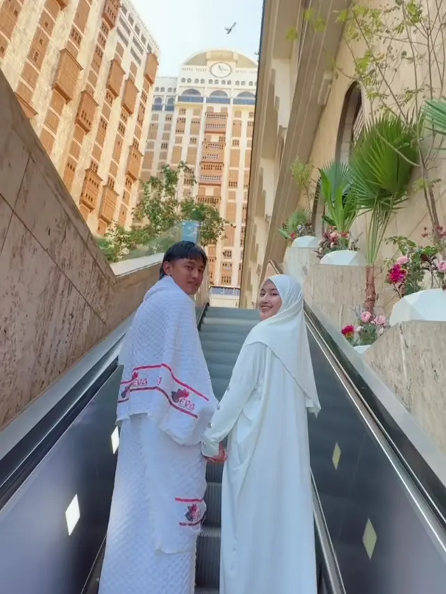 7 Potret Akad Nikah dan Pemotretan Hanis Sagara di Depan Ka'bah ...