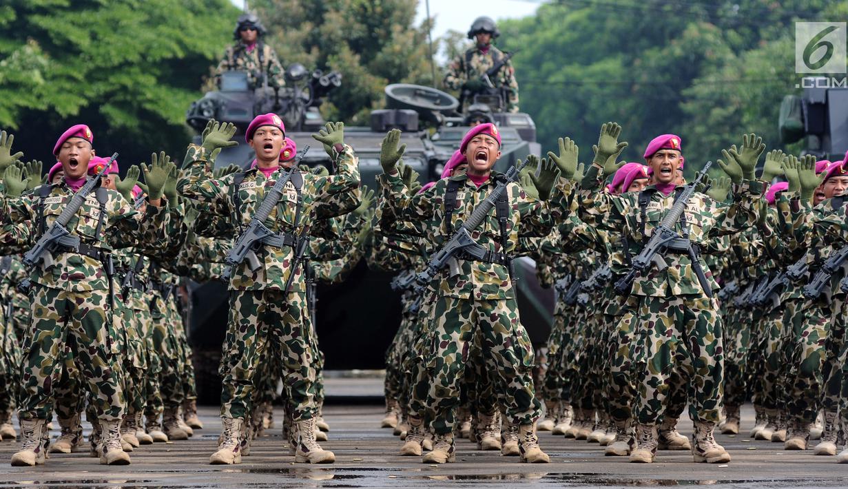PHOTO: Dari Atas Tank, Kasal Pimpin HUT Korps Marinir ke-72 - Foto ...