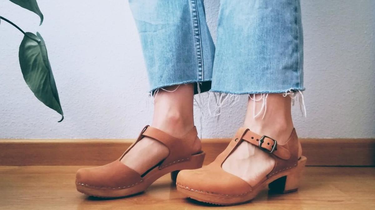 Sepatu Clogs yang Kembali Jadi Tren di Musim Panas Ini