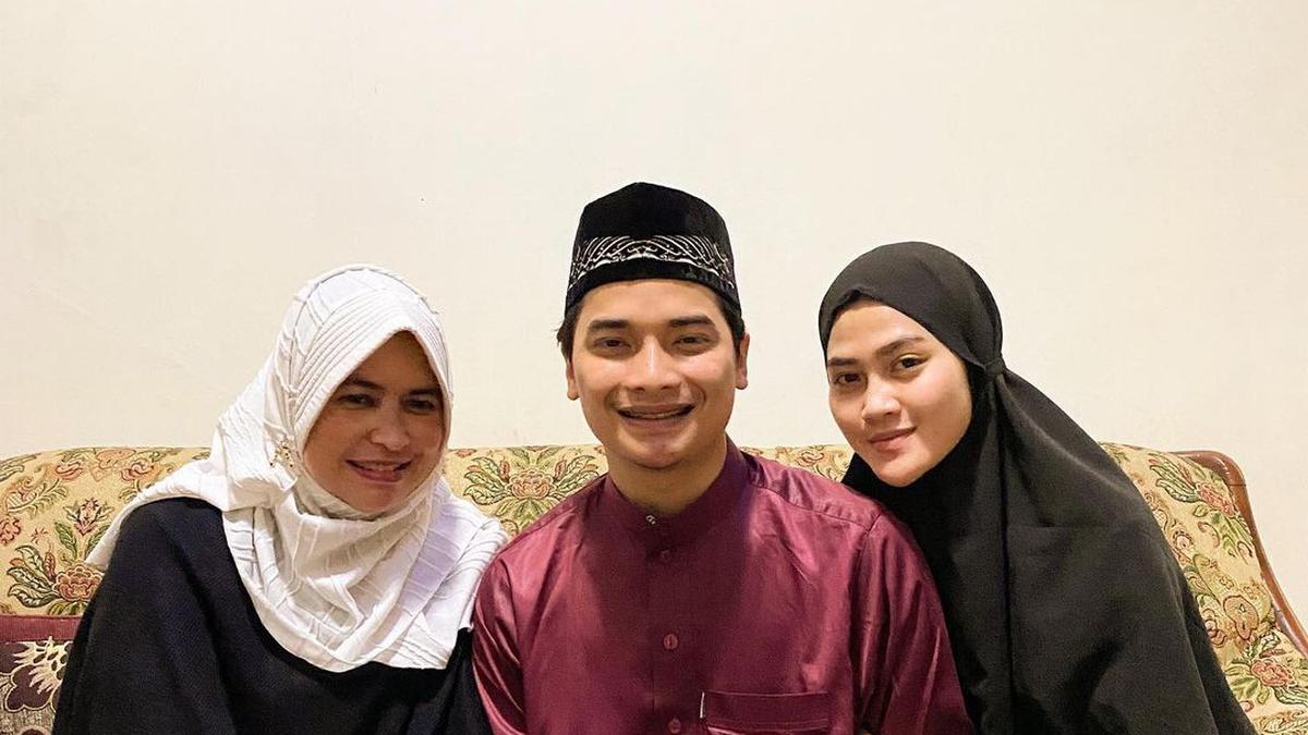 7 Potret Kompak Umi Yuni dan Alvin Faiz, Jenguk Yusuf hingga Umrah ...