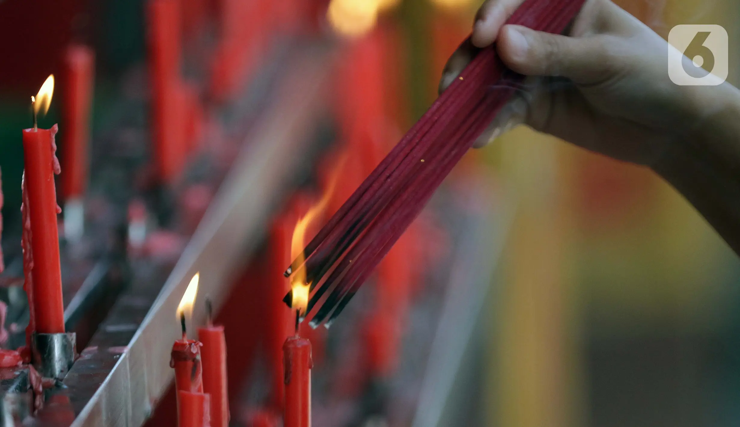 FOTO: Ritual Sembahyang Waisak di Vihara Buddha Dharma dan 8 Pho Sat ...