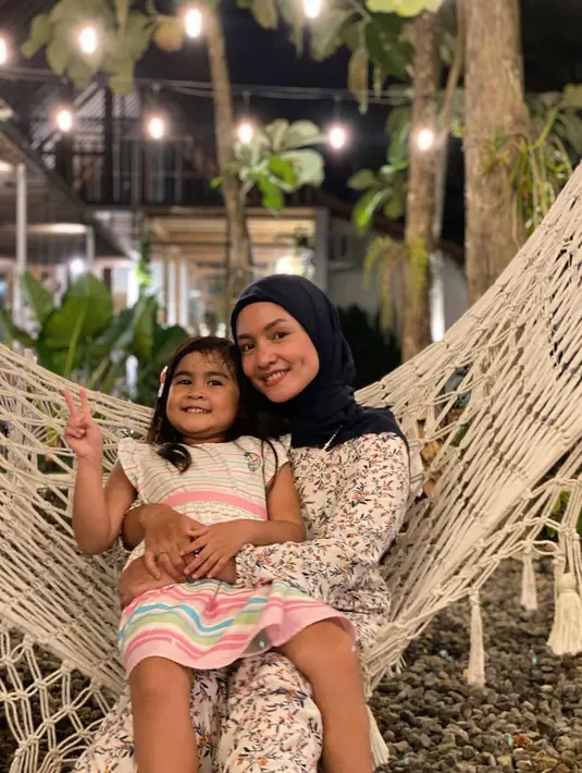 Jarang Tersorot, Potret Terbaru Intan Nuraini yang Kompak dengan ...