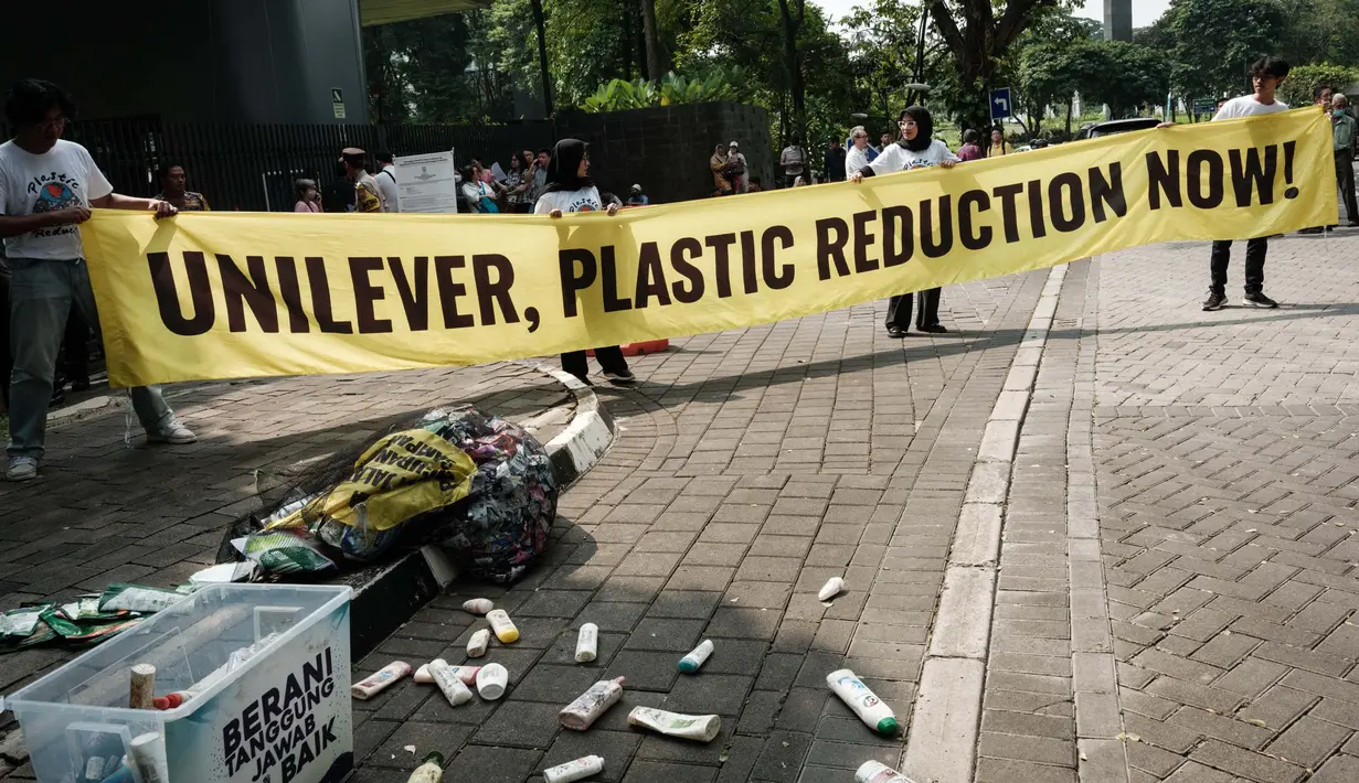 Datangi Markas Unilever, Aktivis Greenpeace Indonesia Gelar Aksi ...