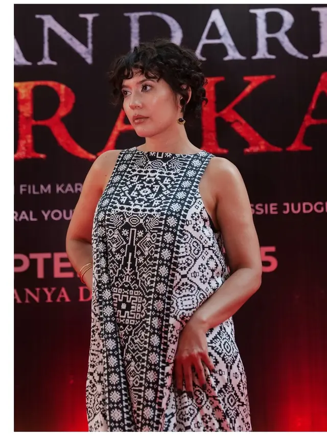 5 Potret Detail Outfit Hannah Al Rashid di Premiere Film 'Mama: Pesan ...