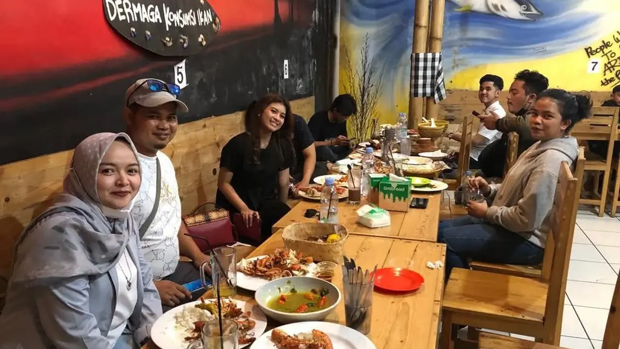 30 Rekomendasi Tempat Makan di Bandung untuk Keluarga, Nyaman dan Ramah Anak - Lifestyle ...