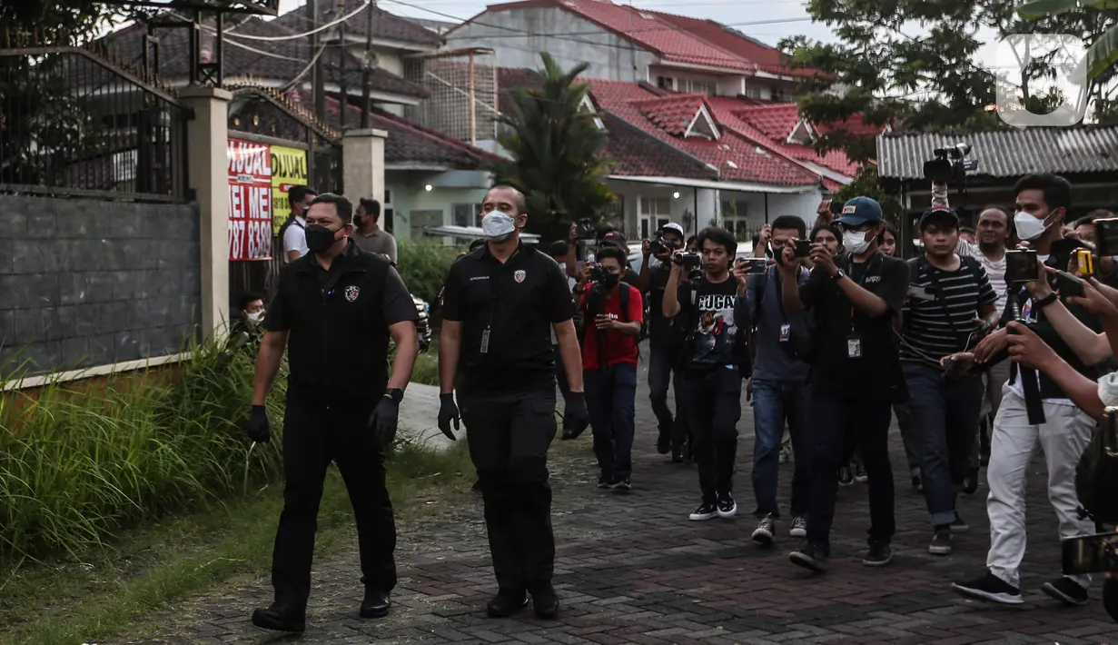 Polisi Olah TKP Kasus Satu Keluarga Meninggal di Kalideres - Foto Liputan6.com