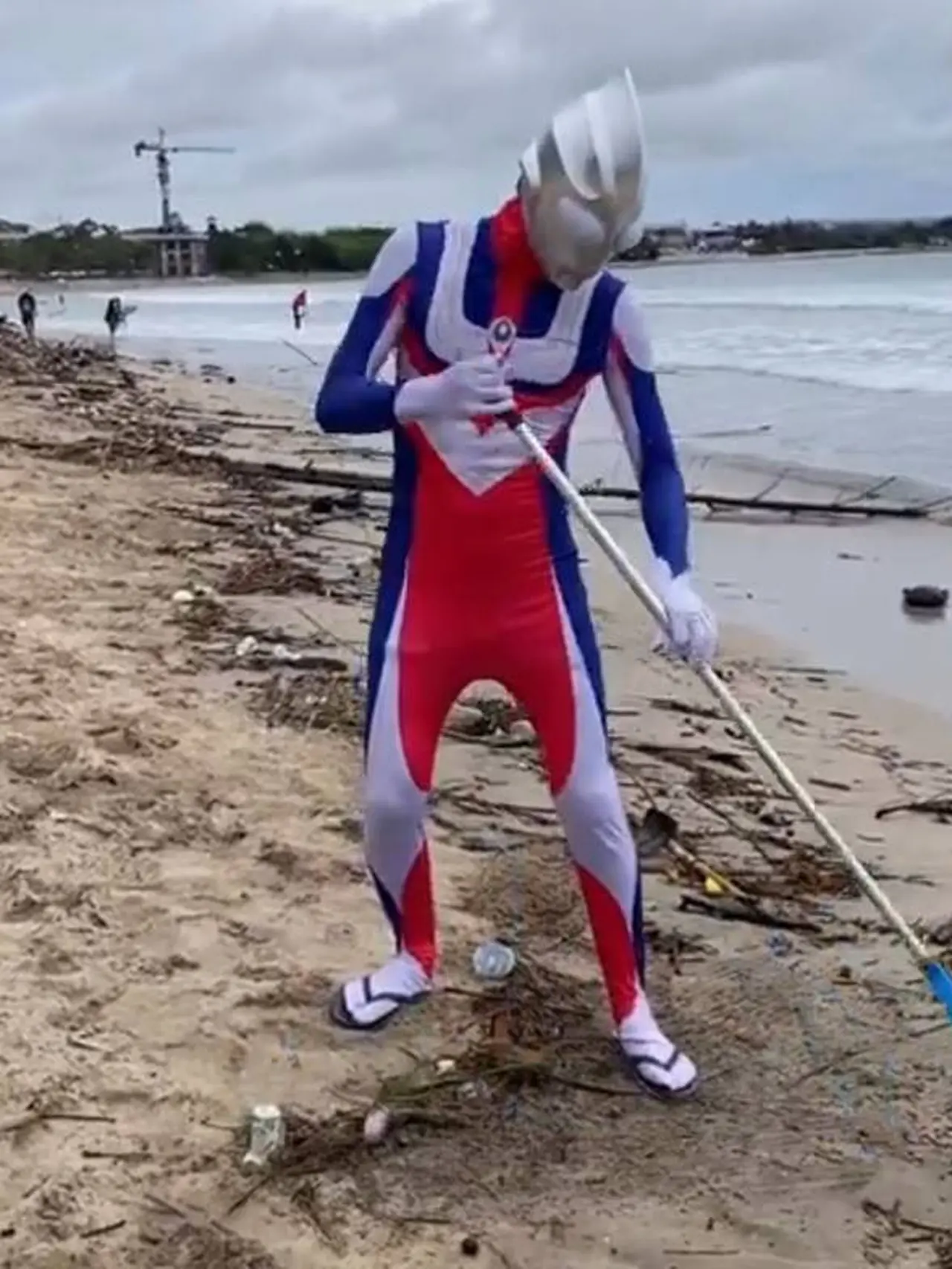 12 Potret Orang Pakai Kostum Ultraman di Tempat Umum Ini Kocak - Hot ...