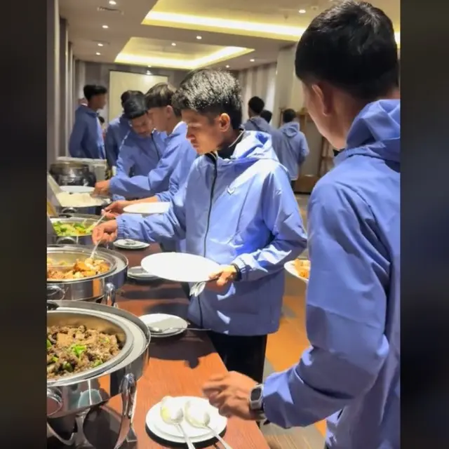 Aksi Pemain Laos Foto-Foto di Stadion Manahan Solo Jadi Sorotan Sebelum ...