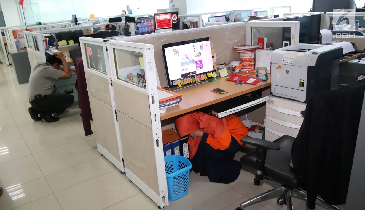 FOTO: Gempa 7,5 SR, Kepala BNPB Dievakuasi Pakai Tali dari Lantai 10 ...