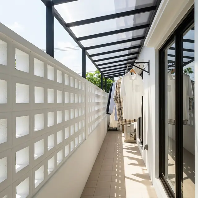 7 Ide Jemuran Samping Rumah Lebar 1 Meter dengan Roster dan Atap Terang