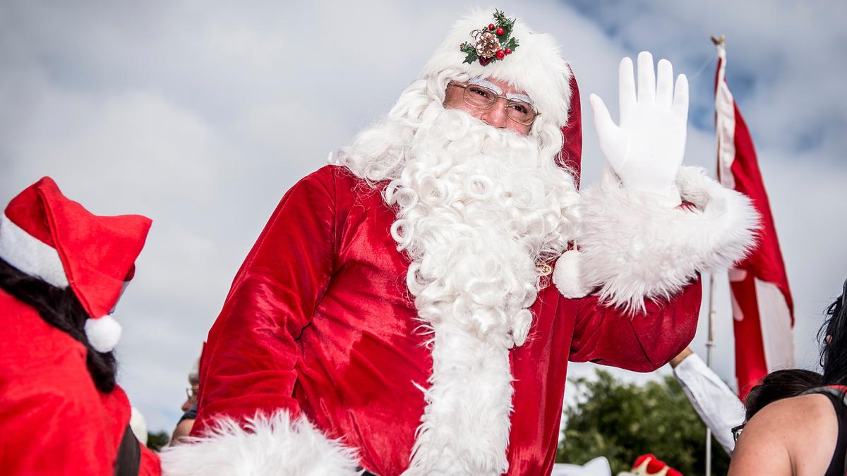 Mengapa Baju Santa Claus Identik dengan Warna Merah Putih? Ini ...