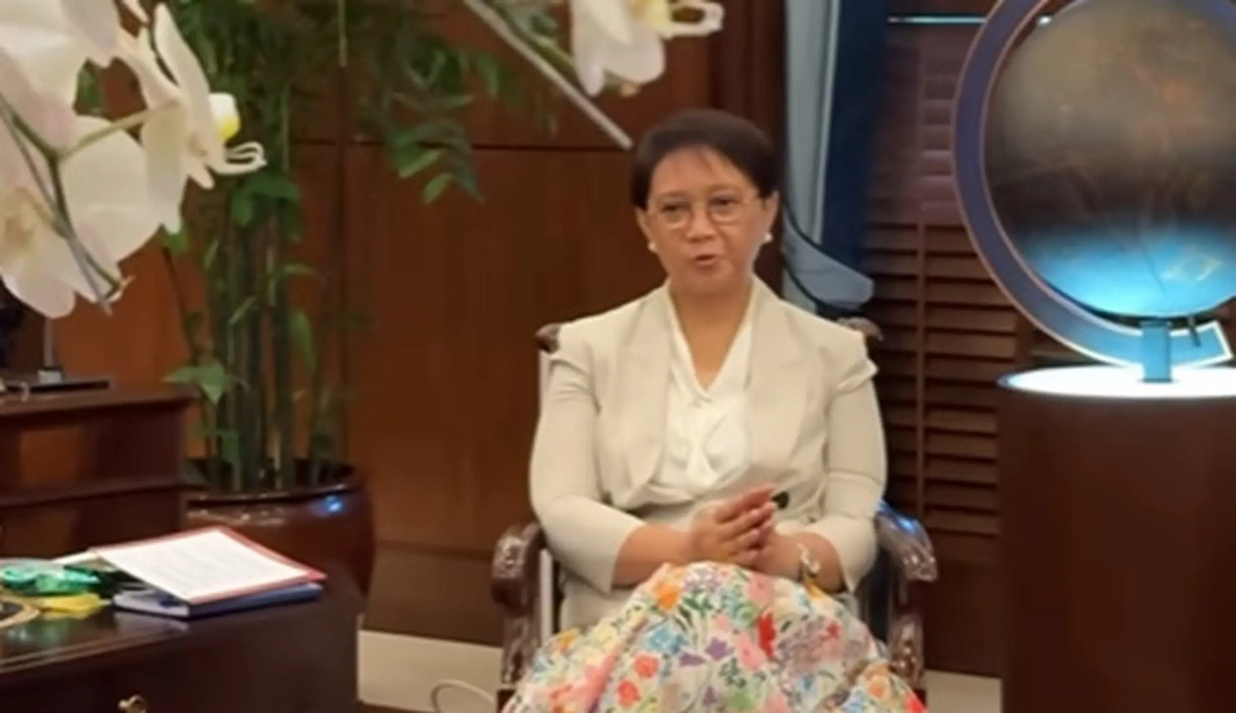 6 Potret OOTD Manis Menlu Retno Marsudi untuk ke Kantor, Pakai Blazer dan Rok Bunga-Bunga ...