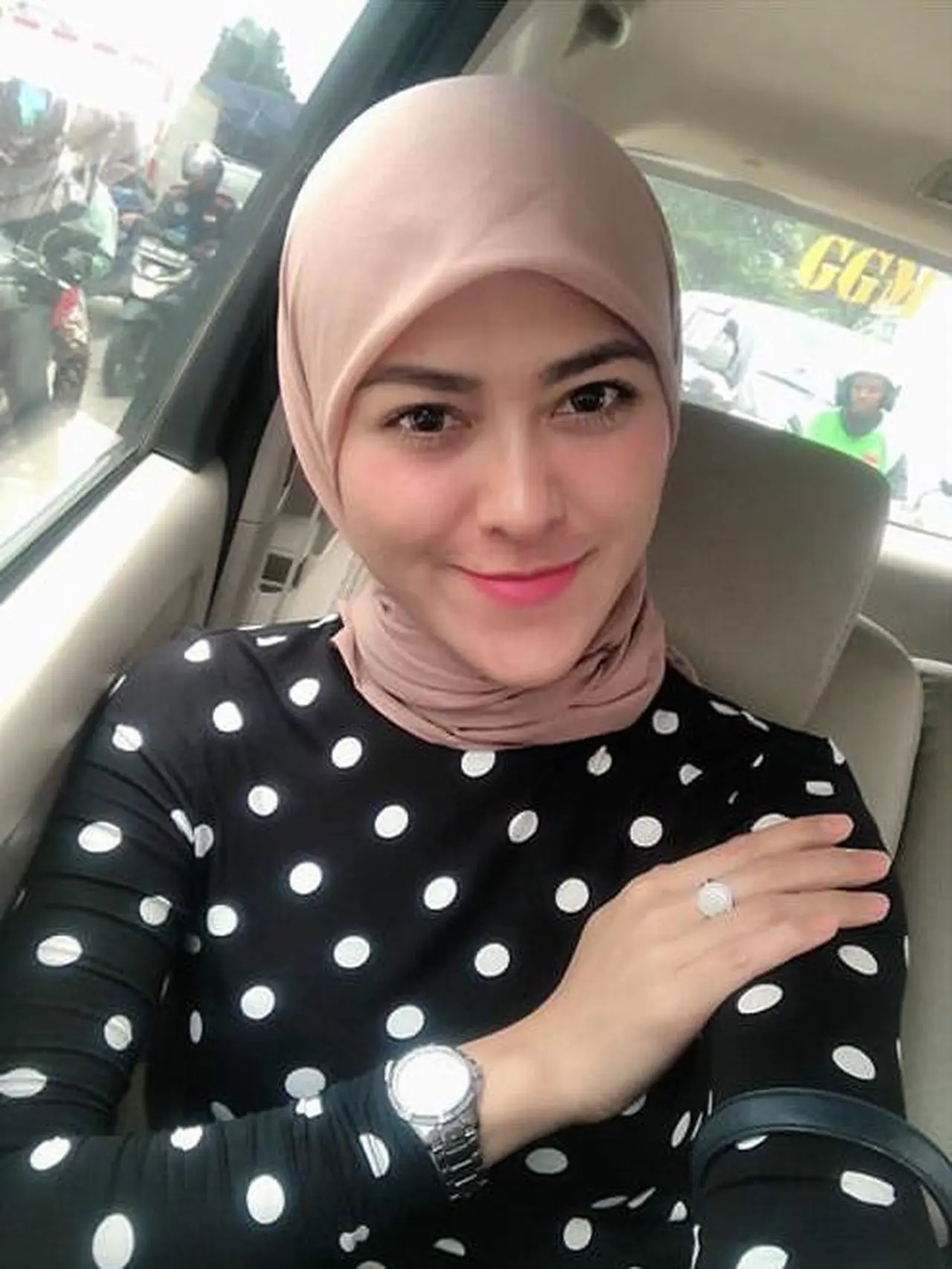 Tampil Berhijab, Ini 6 Potret Terbaru Ade Bunga Niari Mantan Istri Andika Mahesa - Hot Liputan6.com