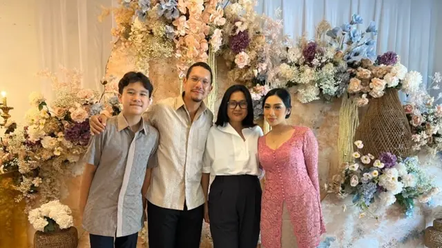 7 Potret Lamaran Angga Vokalis Maliq & D'Essentials, Jadi Keluarga Ryan ...