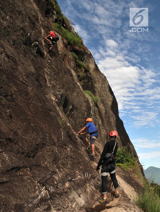 FOTO: Uji Adrenalin Menaklukkan Tebing Gunung Parang - Foto Liputan6.com