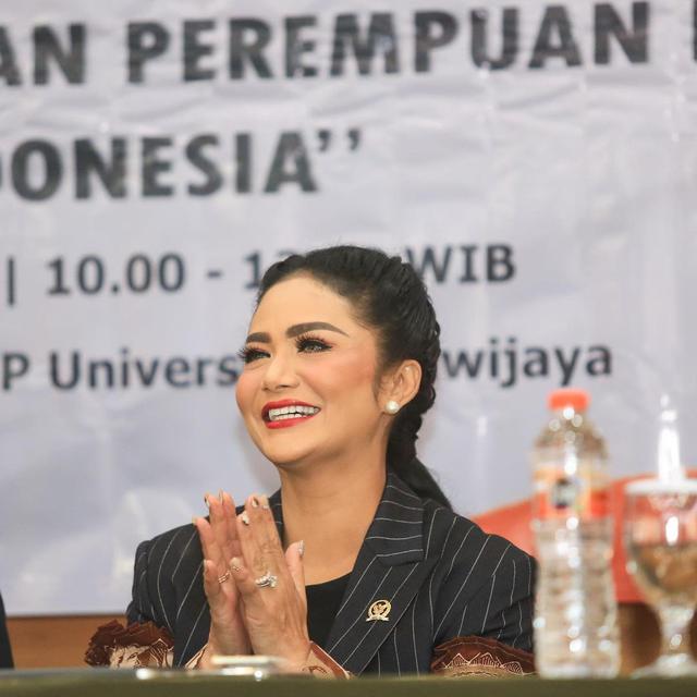 6 Potret Krisdayanti Jadi Dosen Tamu di UB, Bikin Mahasiswa Jadi Semangat - Hot Liputan6.com