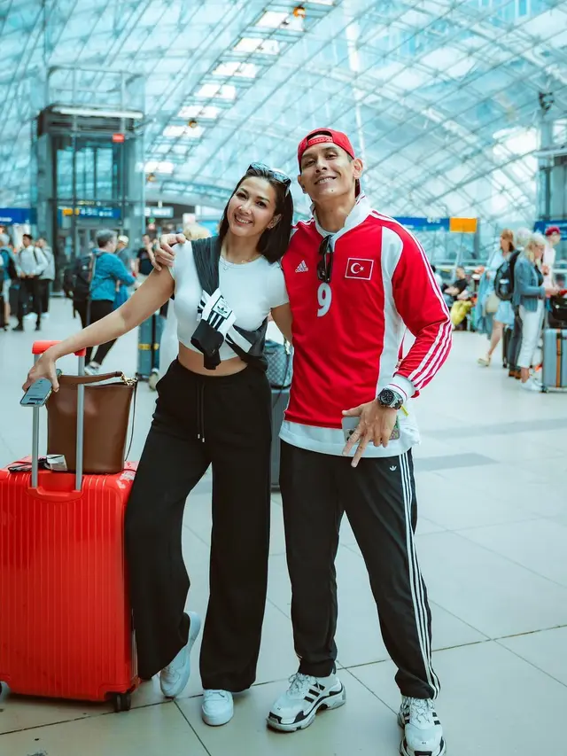 Tampil Kompak, Ini 7 Potret Andrea Dian dan Ganindra Bimo Nonton Euro ...