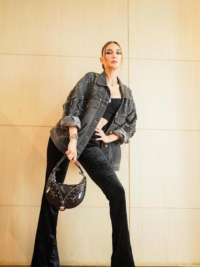 9 Outfit Padu Padan Jaket Jeans ala Luna Maya, Inspirasi Penampilan Stylish