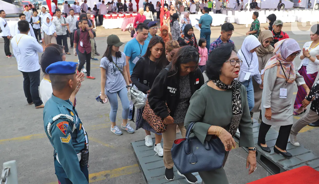 FOTO: Keluarga Tabur Bunga di Peringatan Satu Tahun Jatuhnya Lion Air ...
