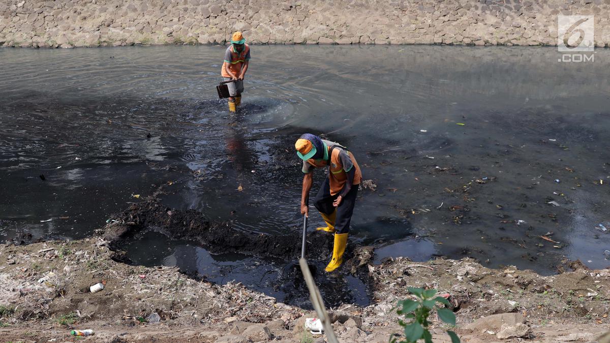 FOTO: Gunakan Cara Manual, Pekerja UPK Badan Air Bersihkan Kali Cideng - Foto Liputan6.com