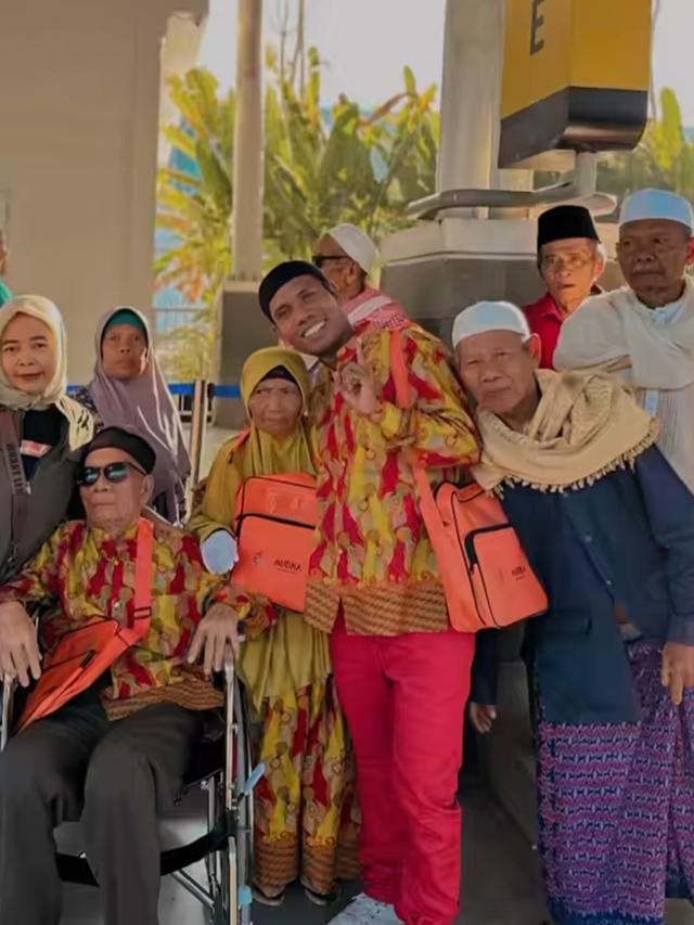 Sempat Sepi Job, Ini 7 Momen Udin Sedunia Bisa Umroh Bareng Keluarga