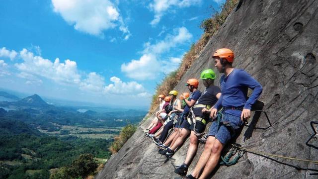 6 Fakta Menarik Gunung Parang, Gunung Batu Ambesit Tertinggi di ...