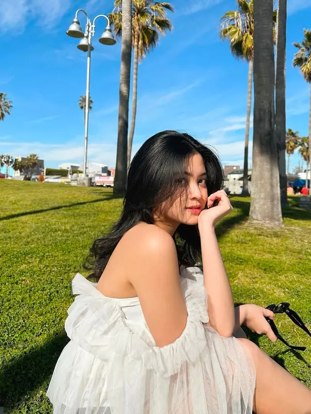 7 OOTD Nuansa Putih dan Trendi Abis ala Yoriko Angeline - Entertainment Fimela.com