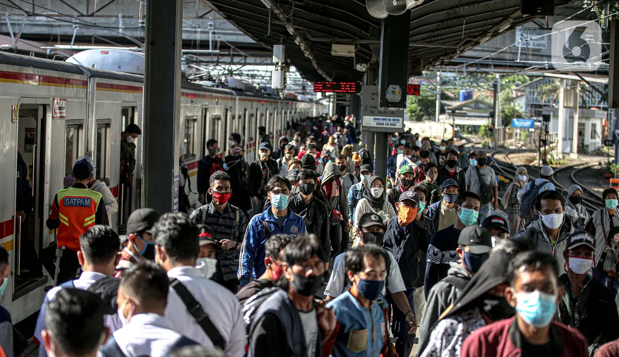 FOTO: PSBB Jakarta, Jam Operasional KRL Berubah - Foto Liputan6.com