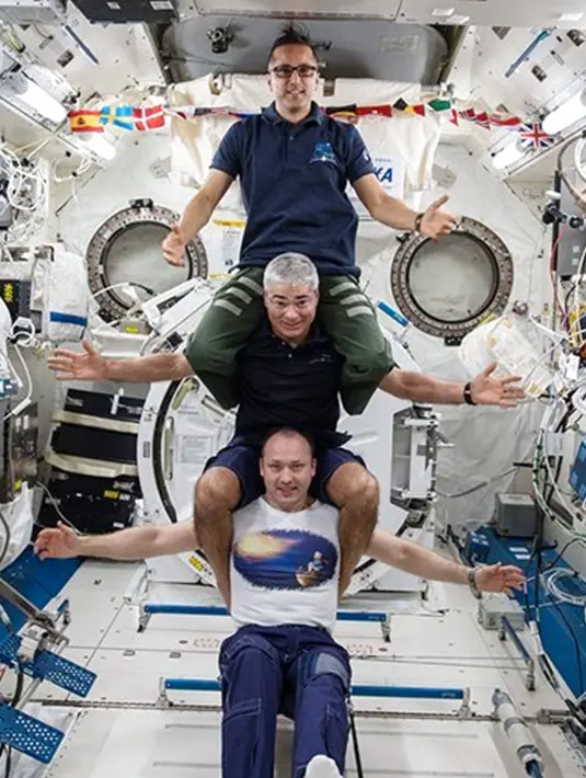 FOTO: 3 Astronot NASA Mendarat dengan Kapsul Luar Angkasa di Kazakhstan ...