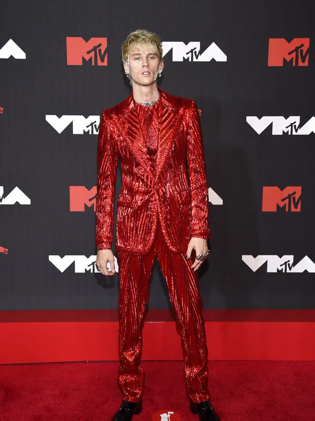 Ribut dengan Conor McGregor, Ini 5 Potret Machine Gun Kelly di MTV VMA ...