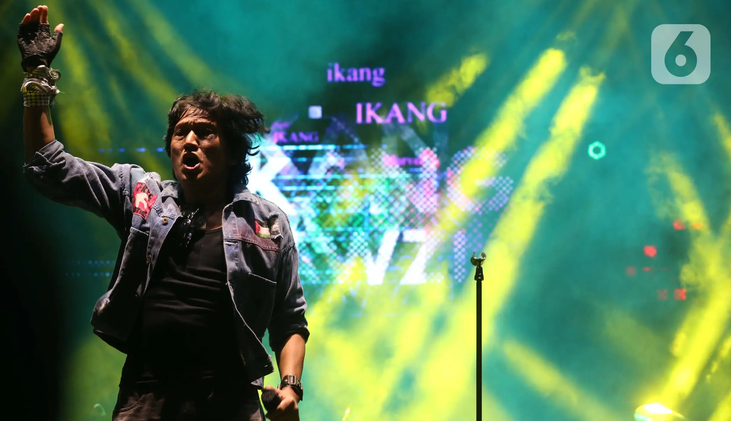 Lama Tak Muncul, Ikang Fawzi Gebrak Panggung Rock Legends Festival ...