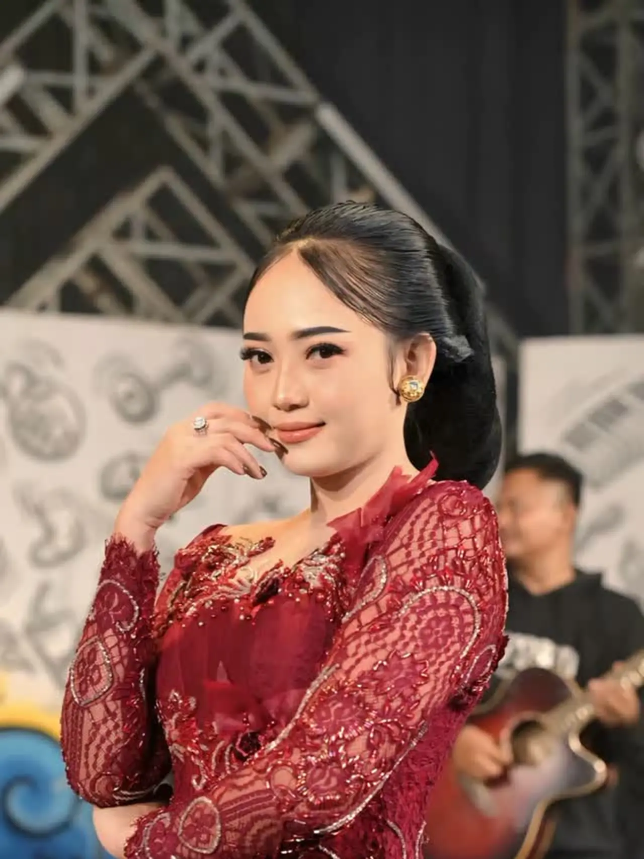 Lirik Lagu Bukit Berbunga dari Silvy Kumalasari Trending Nomor 1, Hit ...