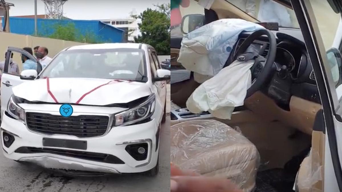 Momen Apes, Mobil Pria Ini Nabrak Tembok Padahal Baru Sehari Keluar Dealer