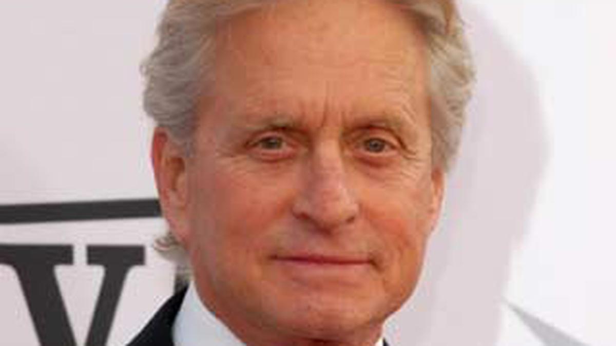 Michael Douglas Berlibur di Kursi Roda - ShowBiz Liputan6.com