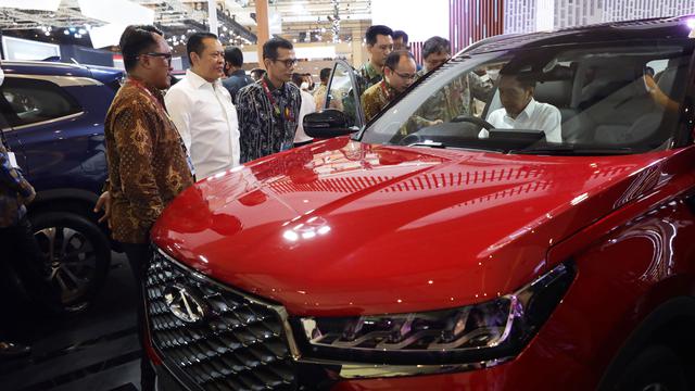 Dalam IIMS 2023, Jokowi Kunjungi Booth Chery dan Jajal TIGGO 7 PRO - Otomotif Liputan6.com
