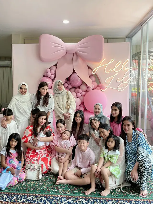 8 Momen Akikah Baby Lily Anak Angkat Raffi-Nagita, Sederhana Bernuansa Pink - Hot Liputan6.com