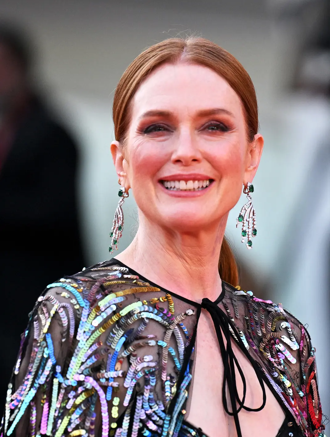 Julianne Moore Tampil Berkilau di Venice Film Festival 2022 - Foto ...