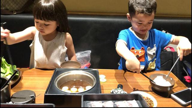 6 Potret Kebersamaan Rafathar dan Gempi, Dekat Sejak Kecil - Hot ...