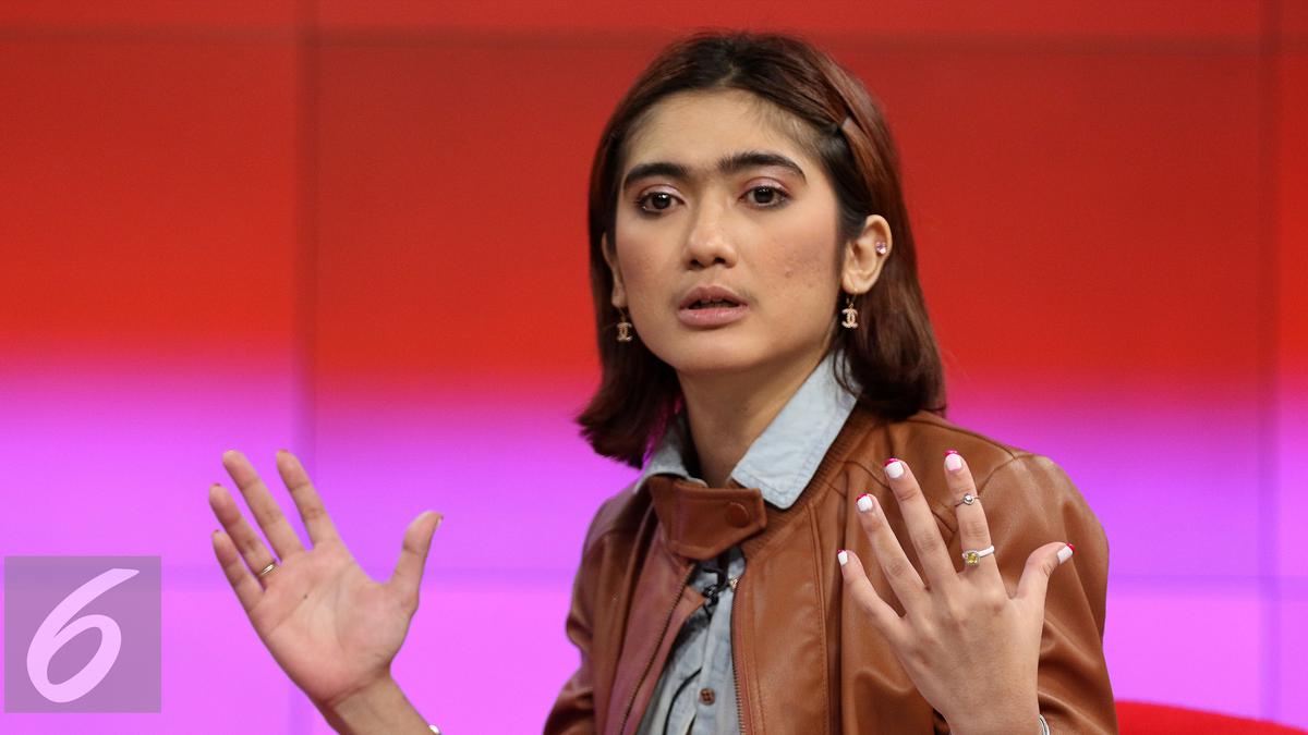 Sudah Berusia 30, Revi Mariska Masih Bergaya Alay - ShowBiz Liputan6.com